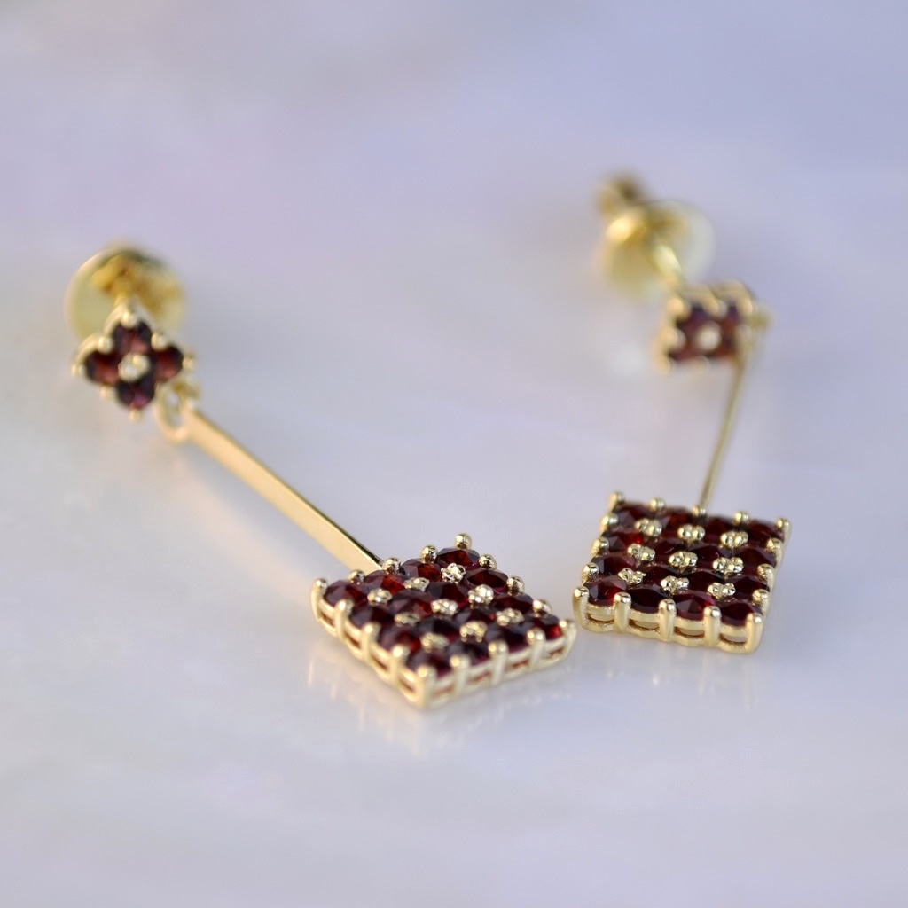 Золотые висячие серьги из жёлтого золота с гранатами (Вес 4,5 гр ...